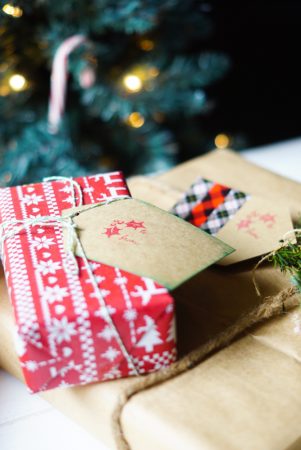Easy & Inexpensive Rustic Christmas Gift Wrapping Ideas - Clever Pink ...