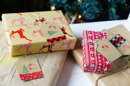 Easy & Inexpensive Rustic Christmas Gift Wrapping Ideas - Clever Pink ...